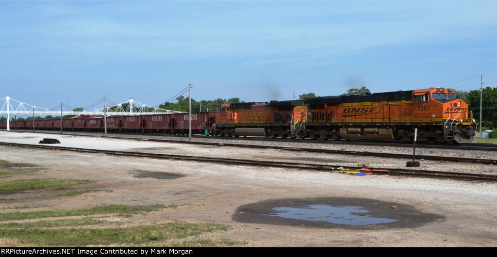 BNSF ES44DC 7367